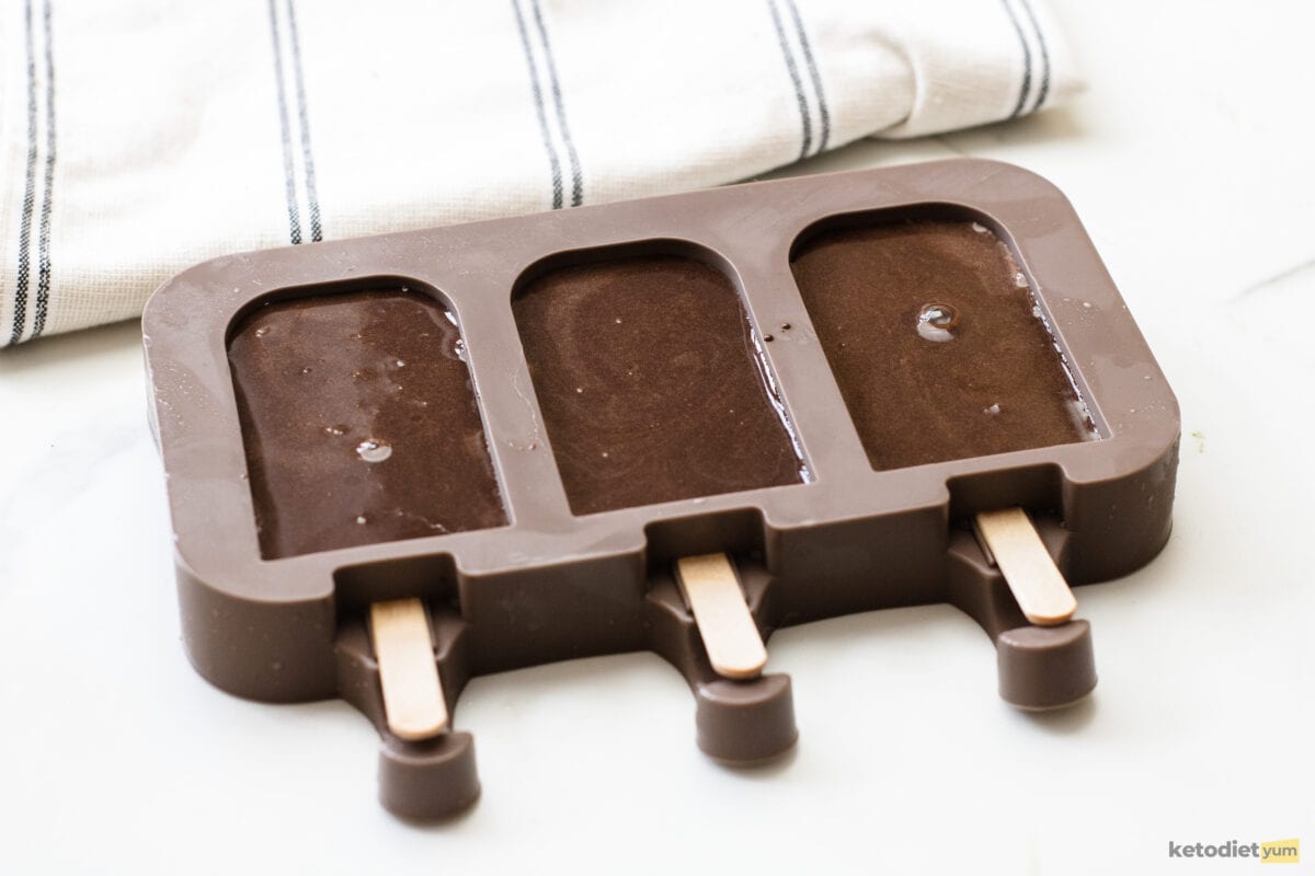 Easy Chocolate Popsicle Recipe (4 Ingredients)